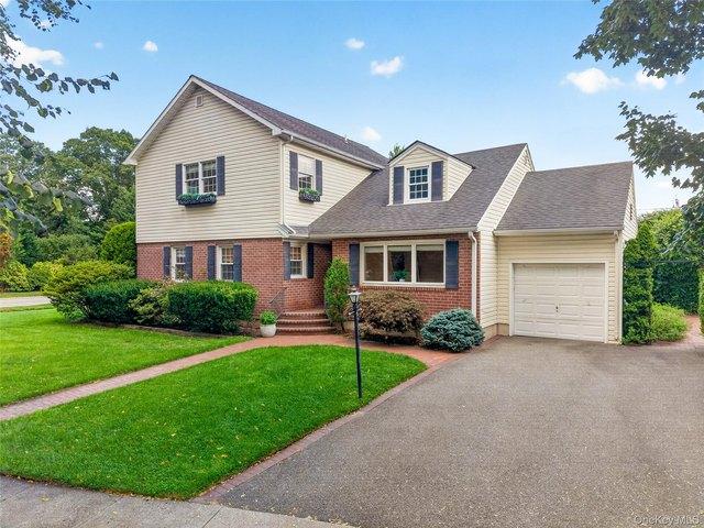 17 Maxwell Rd, Garden City, NY 11530