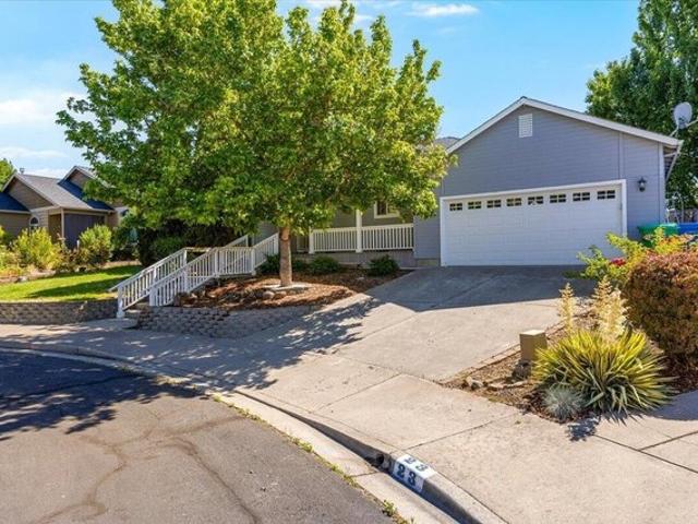 17 Meadowfield Cir, Eagle Point, OR 97524
