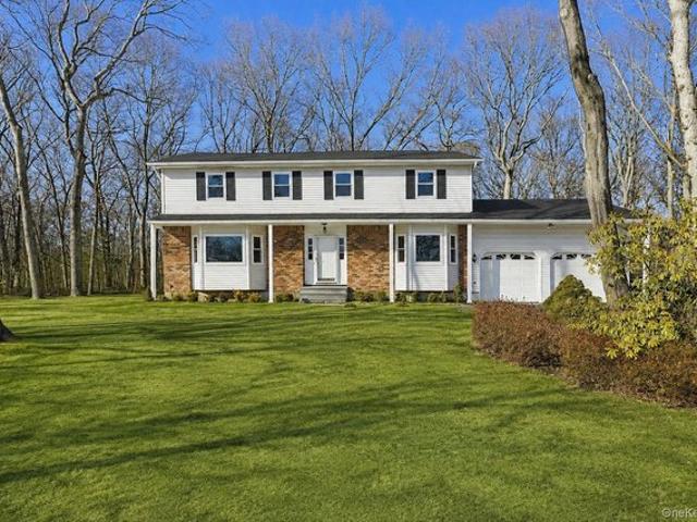 17 Montclair St, Port Jefferson Station, NY 11776