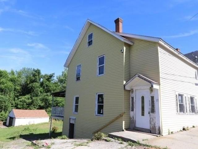 17 Moon St, Southbridge, MA 01550