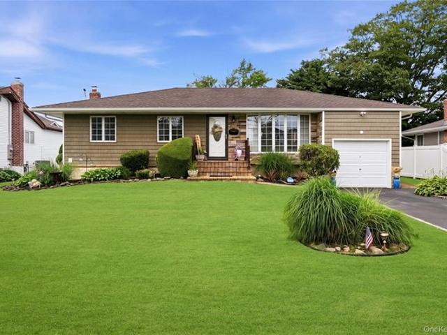 17 Mohawk Pl, Massapequa, NY 11758