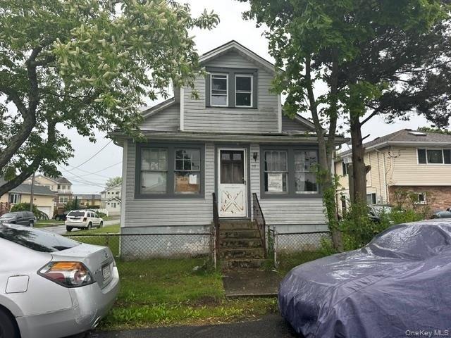 17 Mound St, Lindenhurst, NY 11757