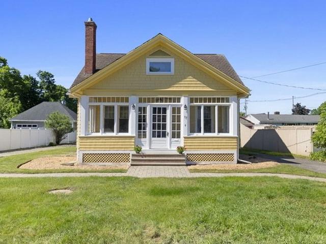 17 Munroe St, Lynnfield, MA 01940