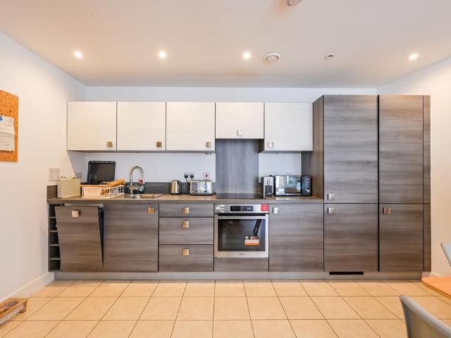 17 Nelson Walk, London E3 2 bed flat to rent £2,600 pcm £600 pw