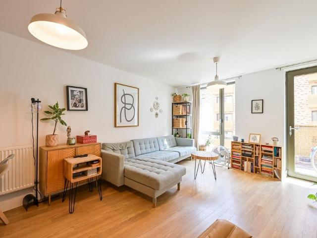 17 Nelson Walk, London E3 2 bed flat to rent £2,600 pcm £600 pw
