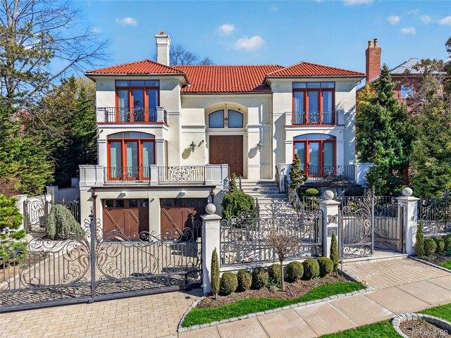 17 North Dr, Malba, NY 11357