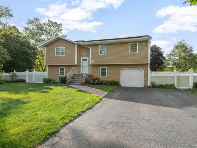 17 Nottingham Dr, Wheatley Heights, NY 11798