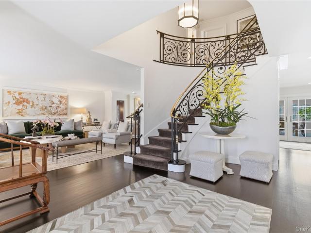 17 Quaker Ridge Dr, Glen Head, NY 11545 | MLS #987383