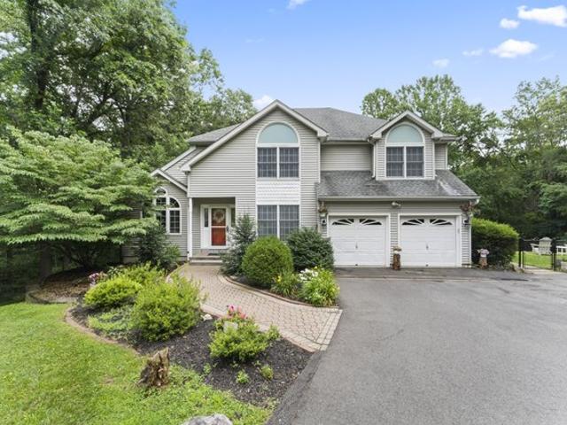 17 Raven Crest Dr, Bethel, CT 06801