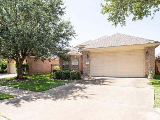 17 Red Oak Ct, Lake Jackson, TX 77566