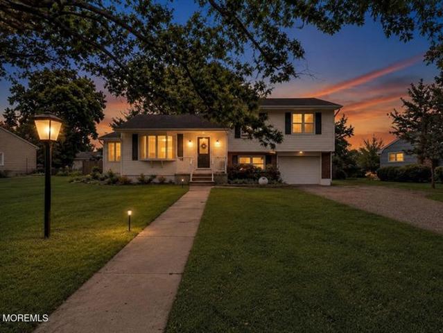 17 Ridgewood Dr, Toms River, NJ 08755