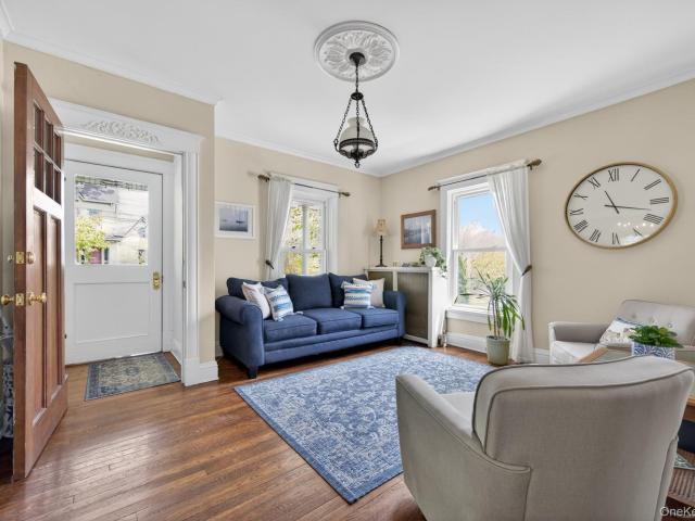 17 Riggs Pl, Locust Valley, NY 11560 | MLS #989834