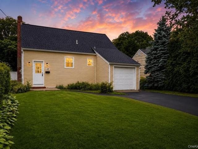 17 Riverside St, Amityville, NY 11701