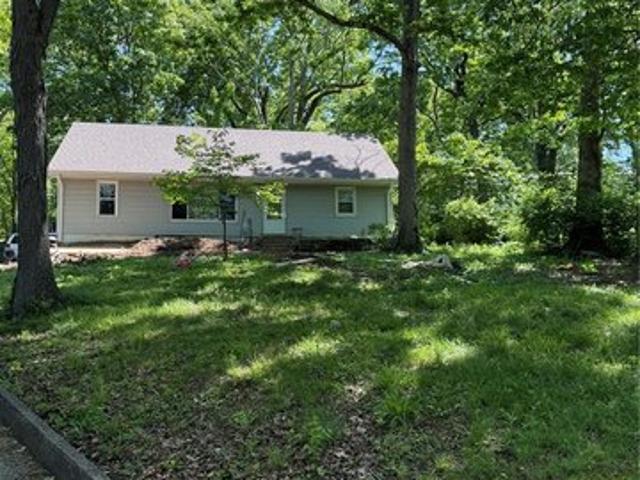 17 Robin Ln, Fenton, MO 63026