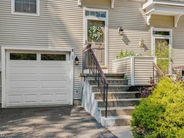 17 Rushmore Ln