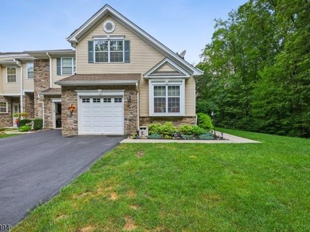 17 Scarborough Ct, Mount Olive Township, NJ 07828