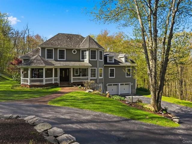 17 Skyview Ln, Mahopac, NY 10541