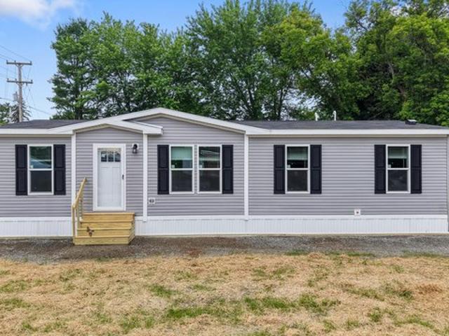 17 Spring St, Newport, ME 04953