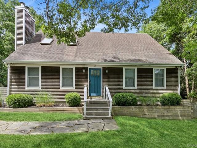 17 Squires Blvd, Hampton Bays, NY 11946