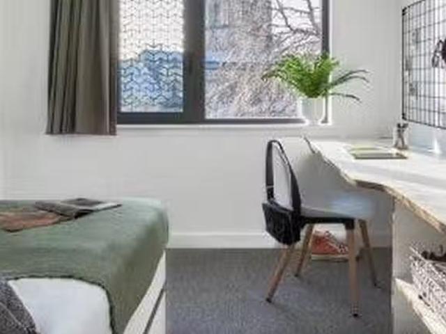 17a Christchurch Road Bronze En Suite
