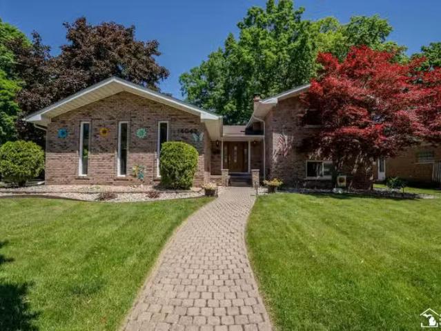 14042 HAMILTON ST, RIVERVIEW, MI 48193 Single Family Residence.