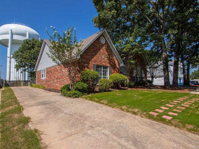1404 Faircove Loop