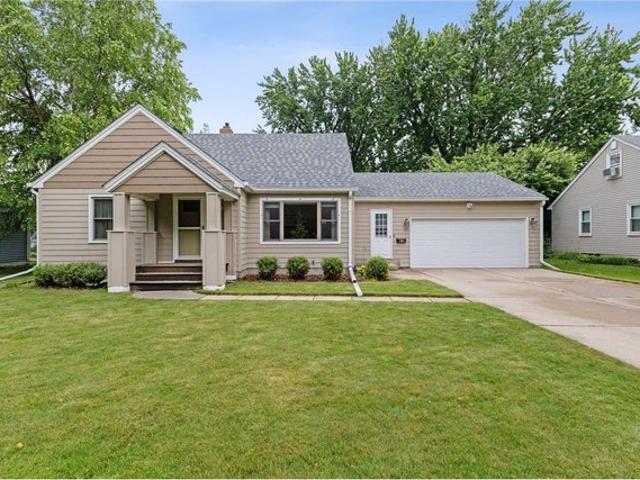 1405 Belmont Ln W, Roseville, MN 55113