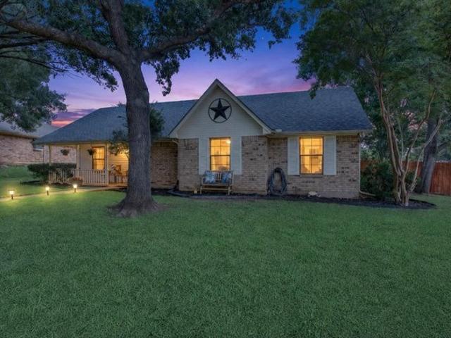 1405 Casa Linda St, Ennis, TX 75119