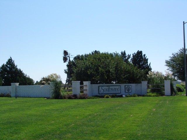 1405 Grandview Dr E, Garden City, KS 67846