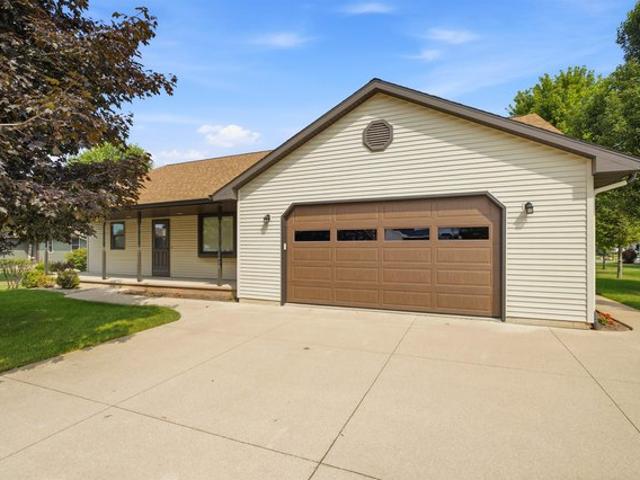 1405 Pinewood Ct, New London, WI 54961