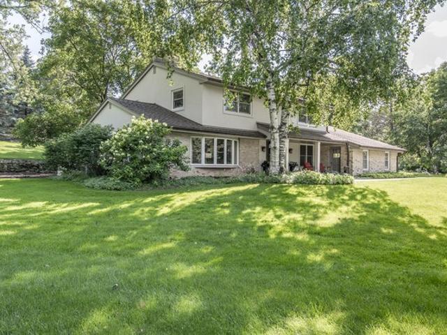 1405 Victoia Cir N, Elm Grove, WI 53122