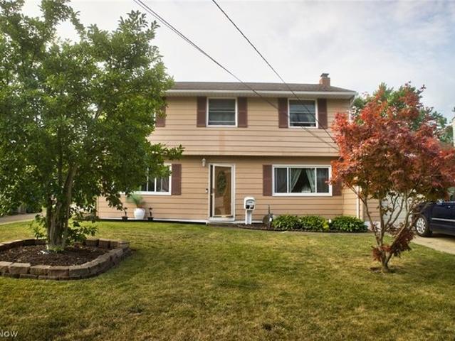 14065 Heatherwood Dr, Brook Park, OH 44142