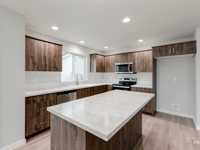 14068 Shiny Spruce St