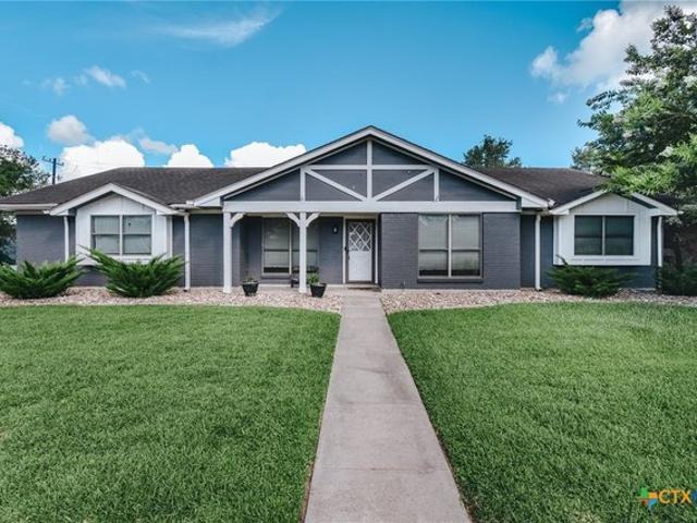 1407 Plantation Rd, Victoria, TX 77904