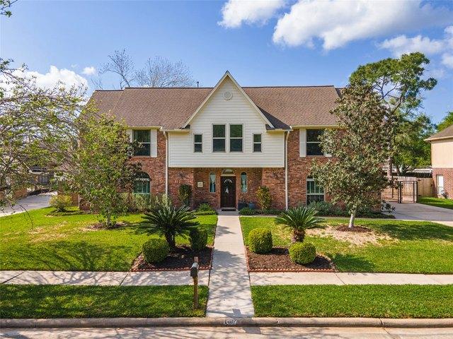 1407 W Castlewood Ave, Friendswood, TX 77546