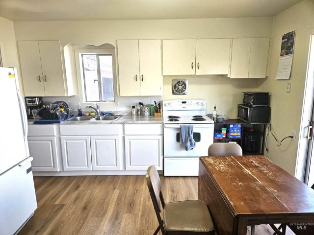 1407 & 1/2 Burrell Ave