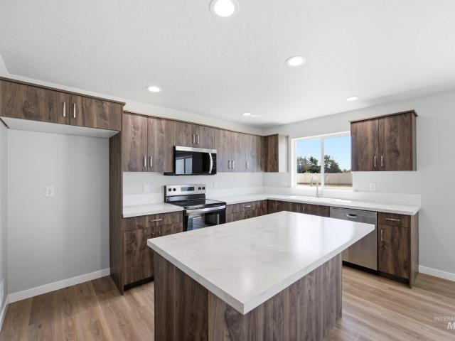 14080 Shiny Spruce St