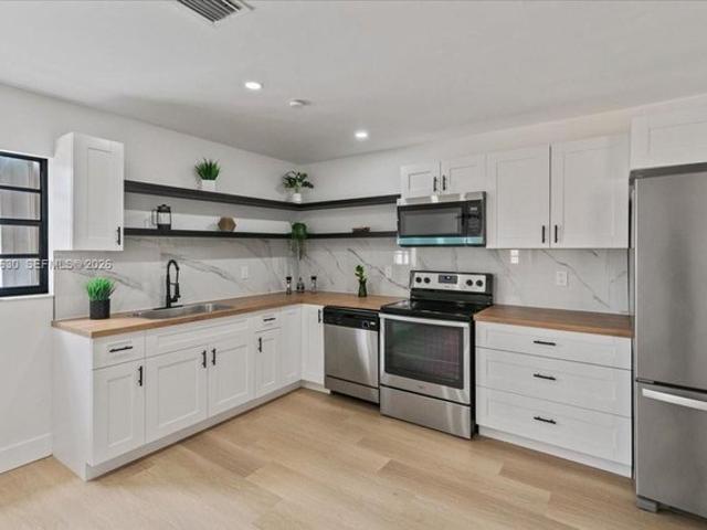 1409 NW 44th St, Miami, FL 33142