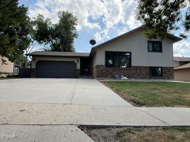 1409 Canyon Dr, Bismarck, ND 58503