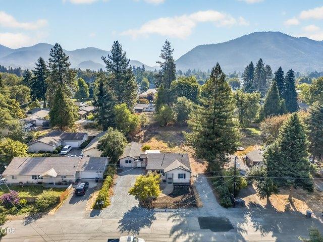 1409 Florence Ln, Grants Pass, OR 97527