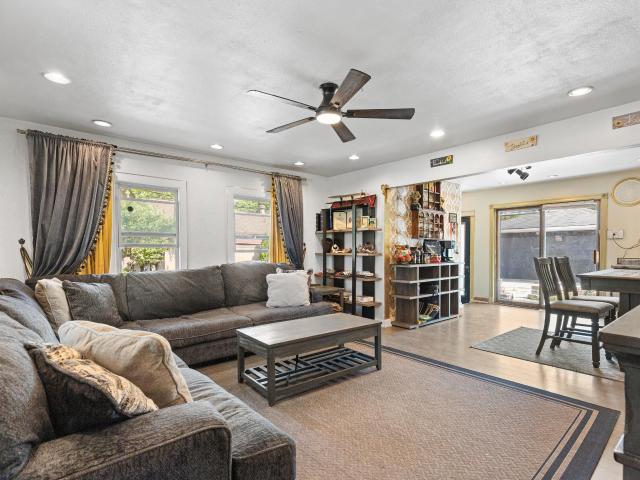 1409 W Wanda Ave