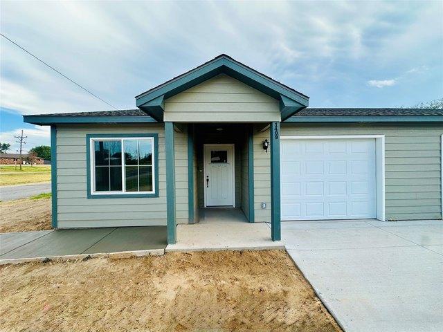 1409B E Cedar St, Dodge City, KS 67801