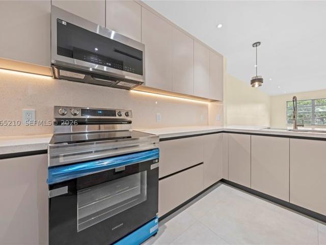 1400 NE 191st St Apt 305, Miami, FL 33179