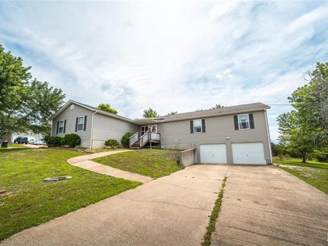1400 Country Air Dr, Saint Clair, MO 63077