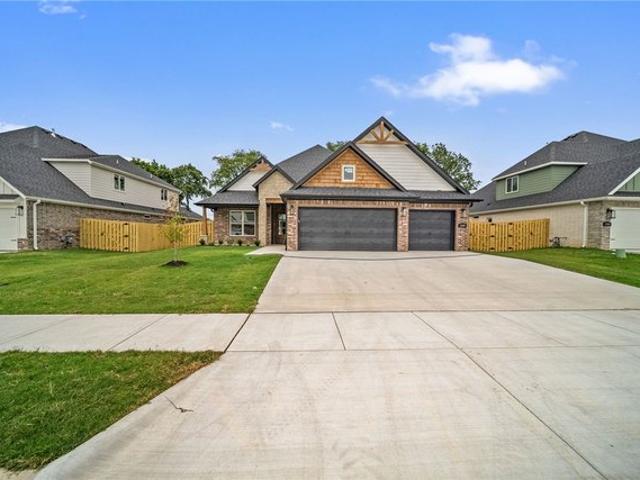 1400 Josephine Dr, Centerton, AR 72719