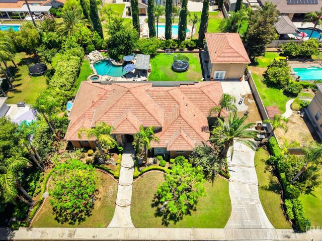 1400 Pineglen Drive