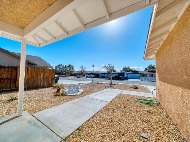 1400 W Mariposa Ave