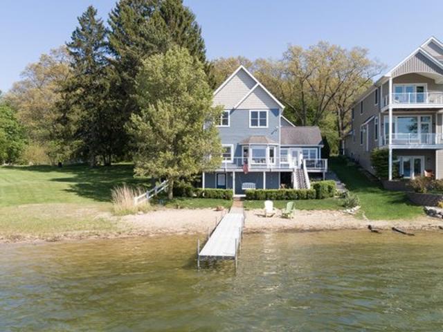 1401 E Crooked Lake Dr, Kalamazoo, MI 49009
