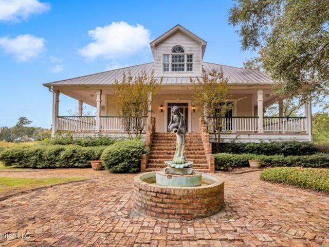 1401 Ladnier Rd, Gautier, MS 39553