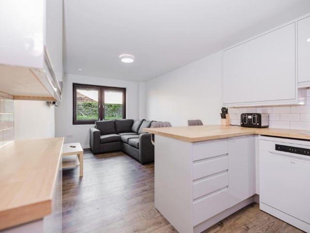 1401L West Bryson Road, Edinburgh. 5 bed flat to rent £2,875 pcm £663 pw